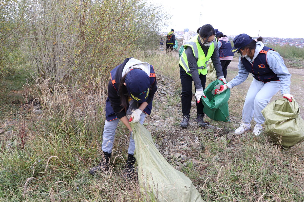 8100 kg garbage cleaned off of river Selbe on World Clean Up Day